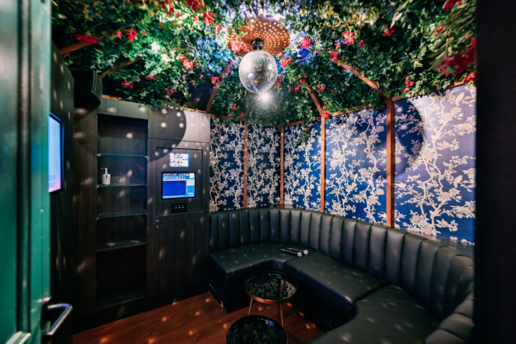 EL BLUE MONDAY SUENA MEJOR EN BAM KARAOKE BOX